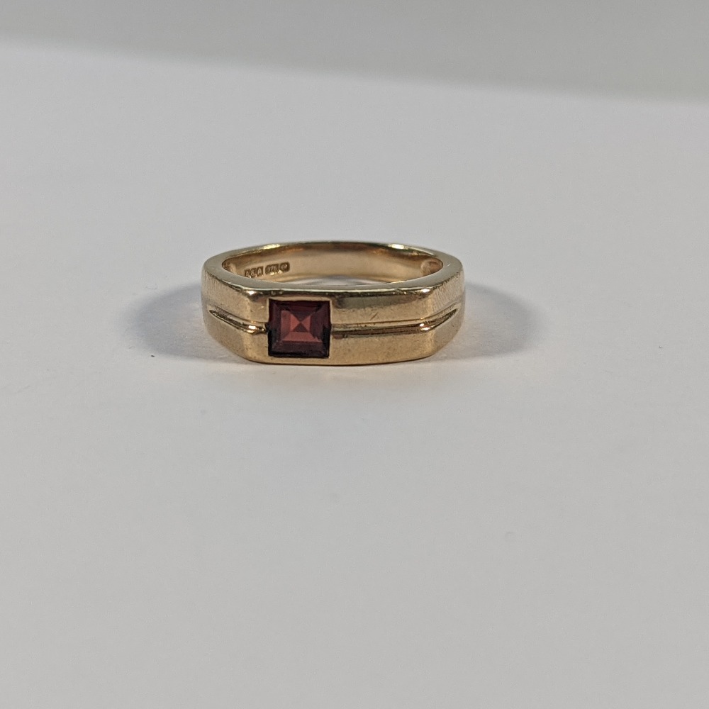 Pre-owned 9ct Yellow Gold 1 Square Orange Garnet Slim Signet Ring Size ...